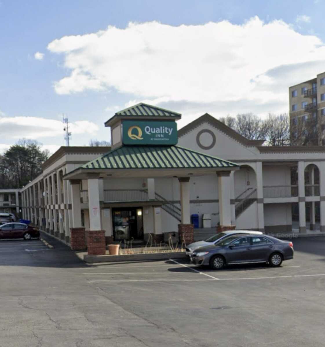 Hotel Guests Restrain Suspect Arrested for Attacking Another Guest ...